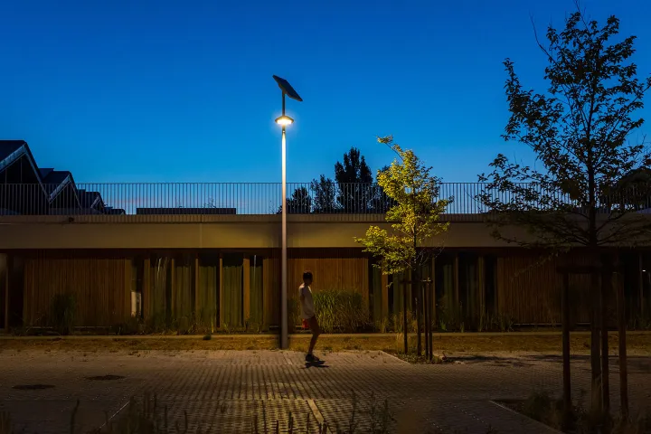 Solar lighting saves energy for Josephine Baker College | Schréderme]